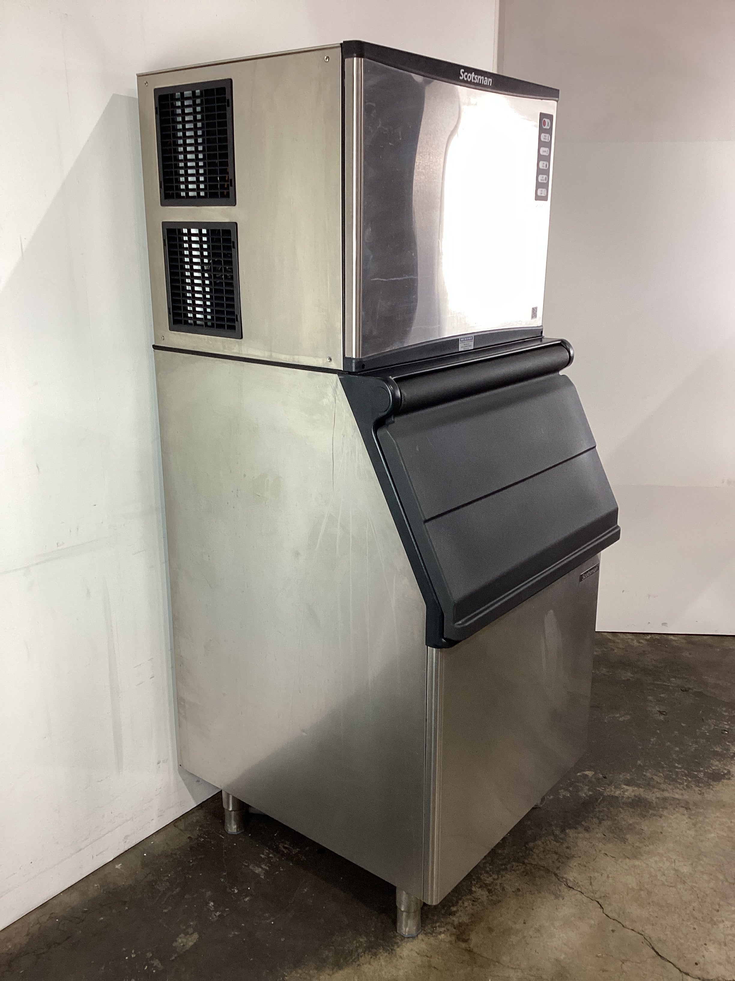 Scotsman NWH457AS 230/50/1 OX Ice Machine + NB 530 Storage Bin - 83391