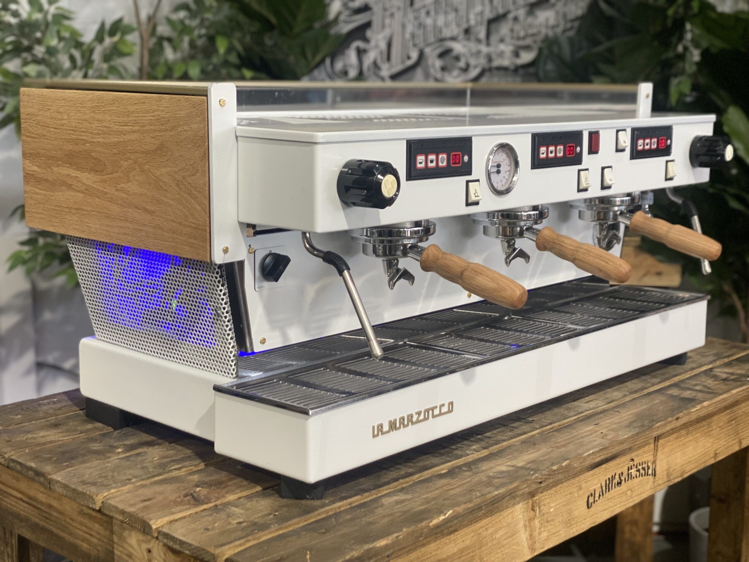 La Marzocco Linea Classic 3 Group White/Timber & LED Cutout - 19140